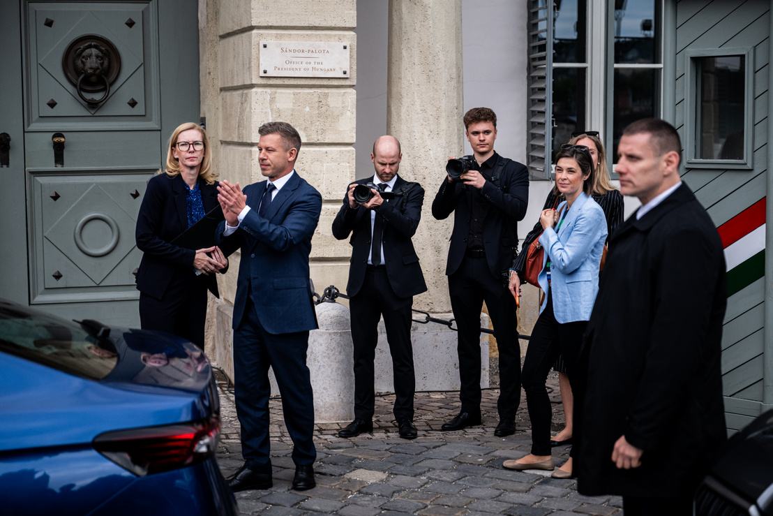 Magyar Péter felhevült hangulatban sorolja Sulyok Tamás bűneit a Sándor ...