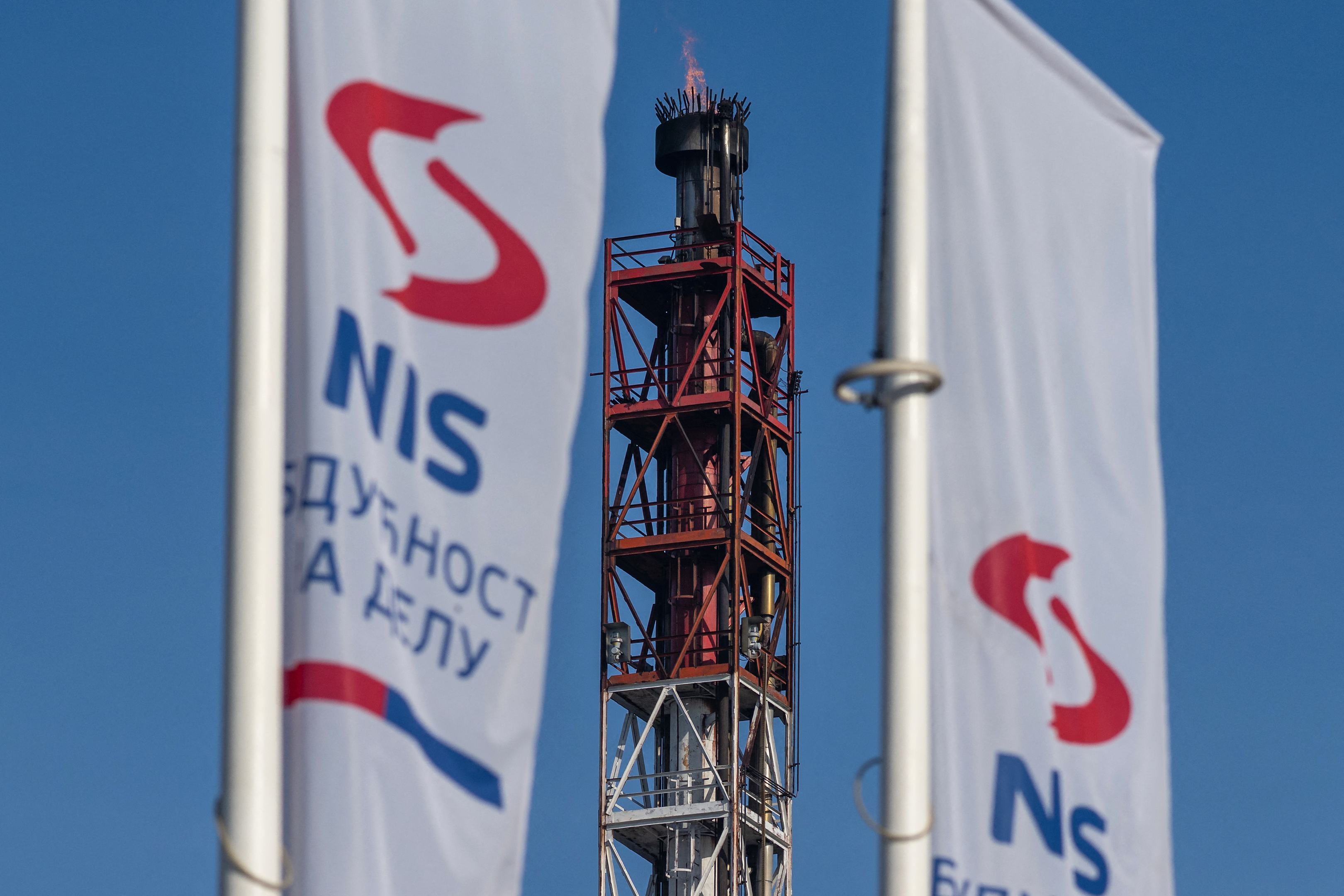 Döbbenet: kétszer akkora lyuk tátong a NIS-nél, de a Molnak épp ez a ...