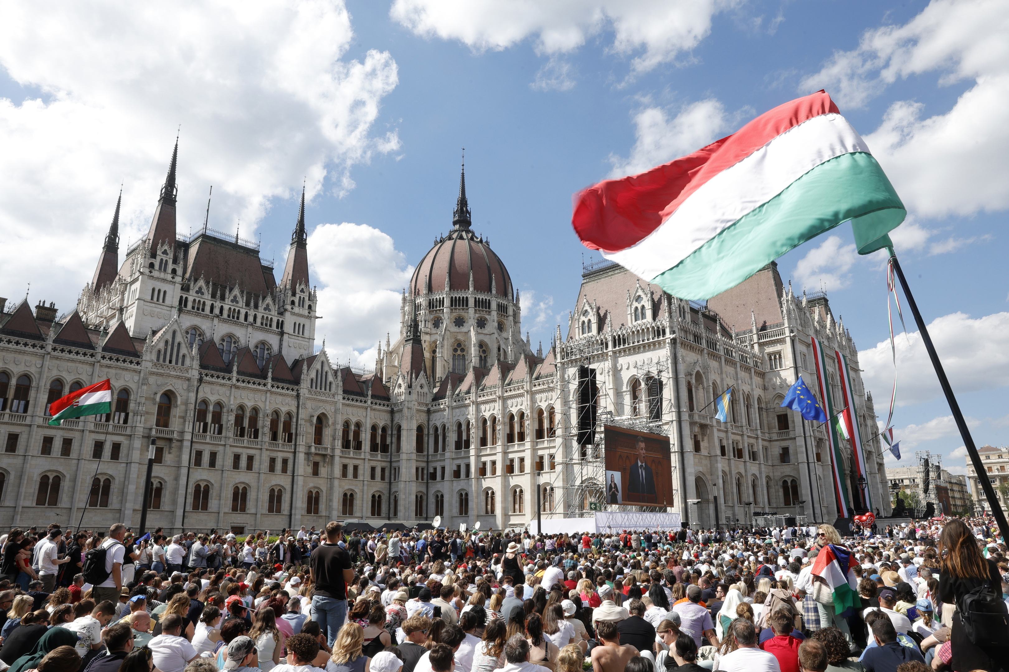 A Tisza dala is felcsendült Magyar Péter parlamenti beiktatásán, ezzel ...