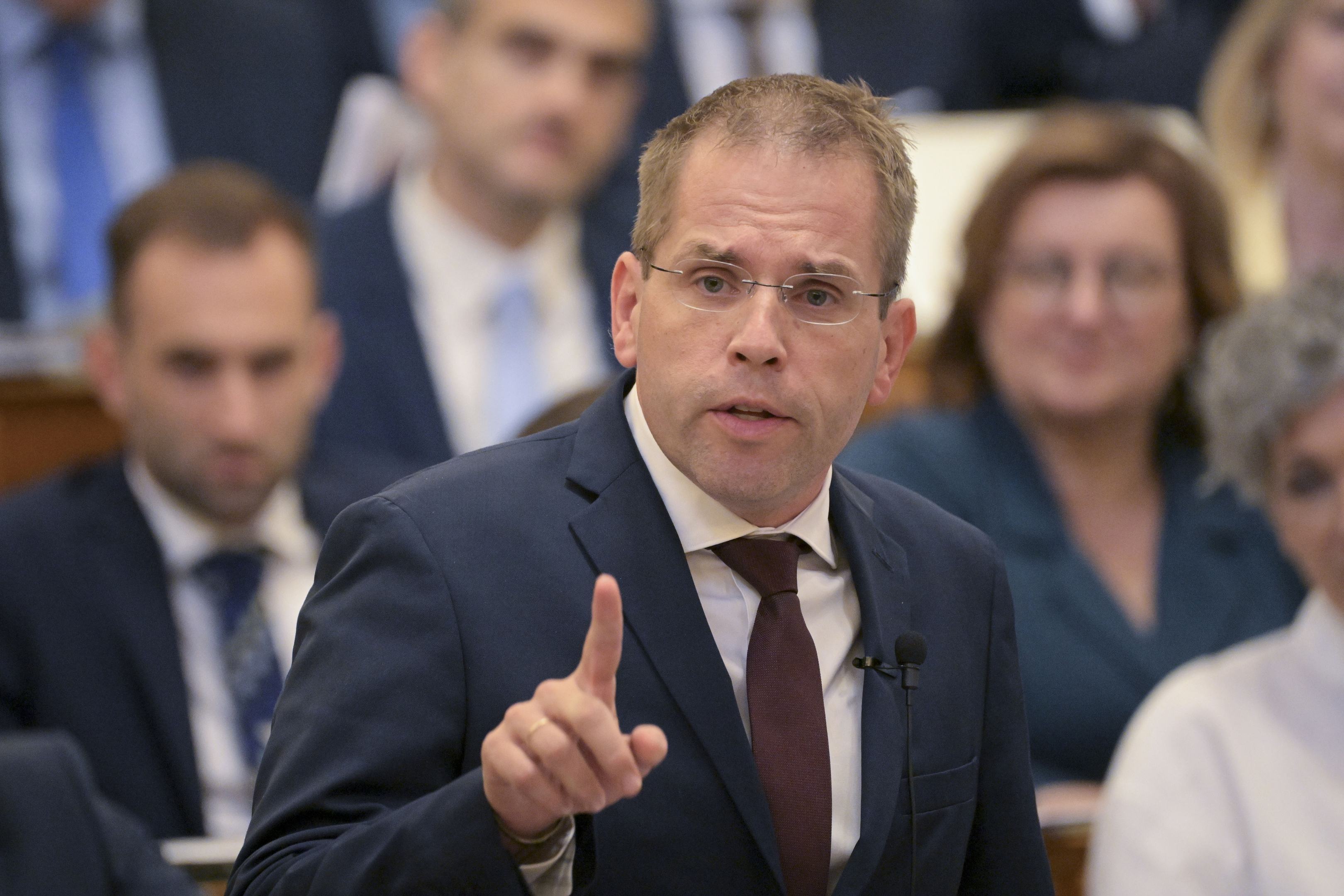 Padlógázzal hasítana Ruff Bálint, rendkívüli ülést hívott össze a ...