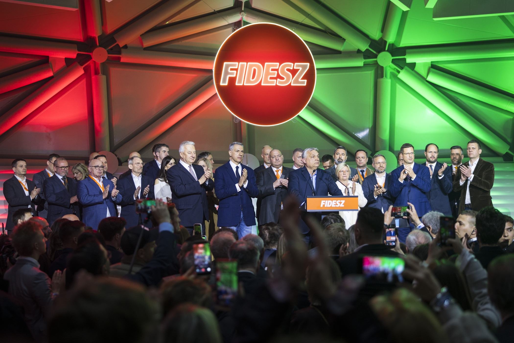 „Hazudik!” - Egymásnak esett a Fidesz és Magyar Péter a költségvetés ...