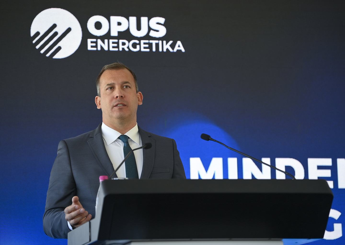 Milliárdok mozognak: osztalékot fizet az OPUS, Mészáros lép | Economx