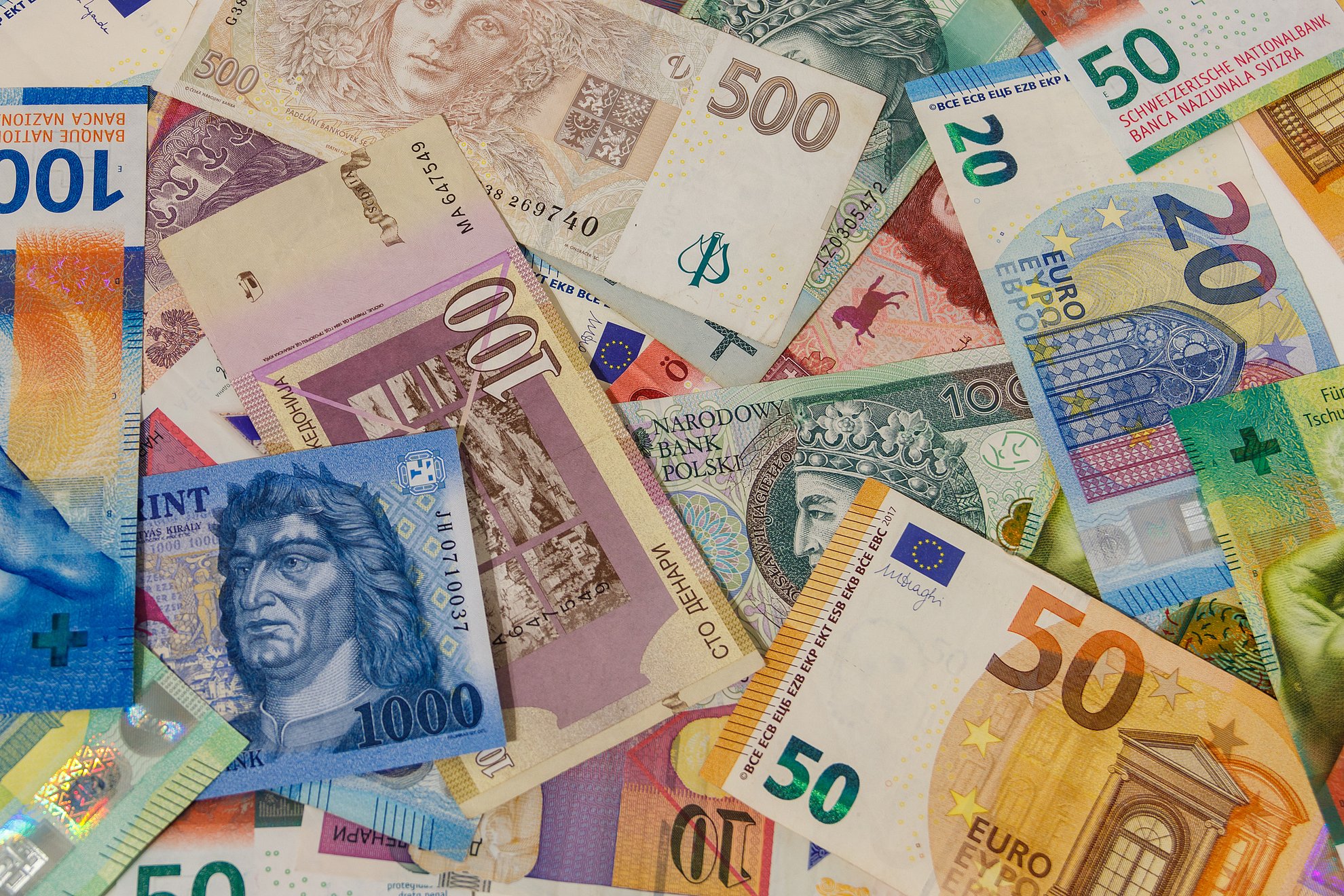 Forint vagy deviza? Erre számíthatunk 2025-ben | Economx
