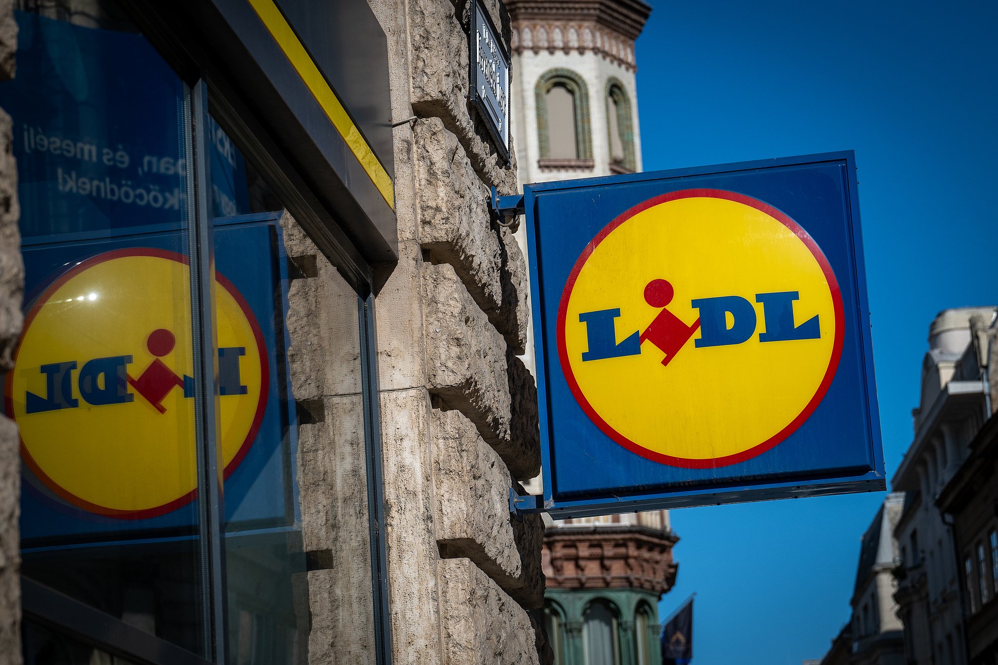 A GVH rászólt a Lidlre az „alacsony árak bajnoka” szlogen miatt – ezt ...