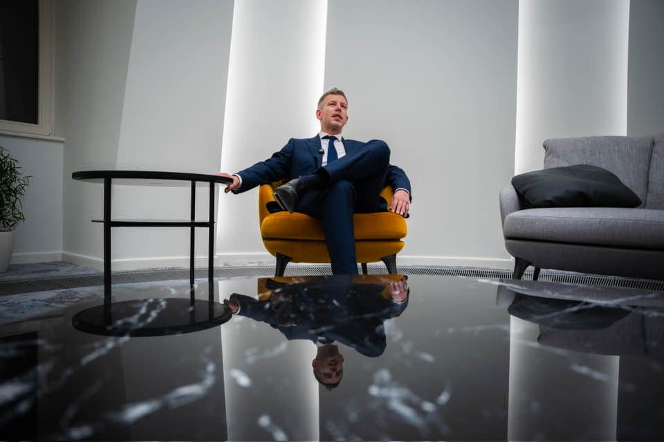 Ennyit bukhat Magyar Péter az új fizetési szabályokkal | Economx