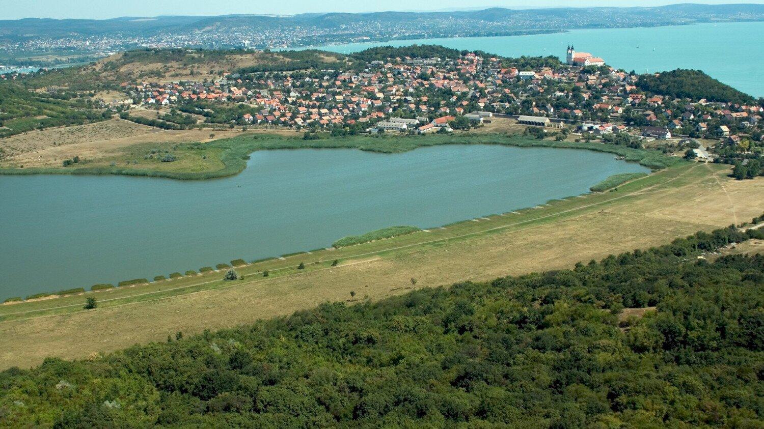 Hiába a sok eső, elfogy a Balaton: két hét alatt három centi víz tűnt ...